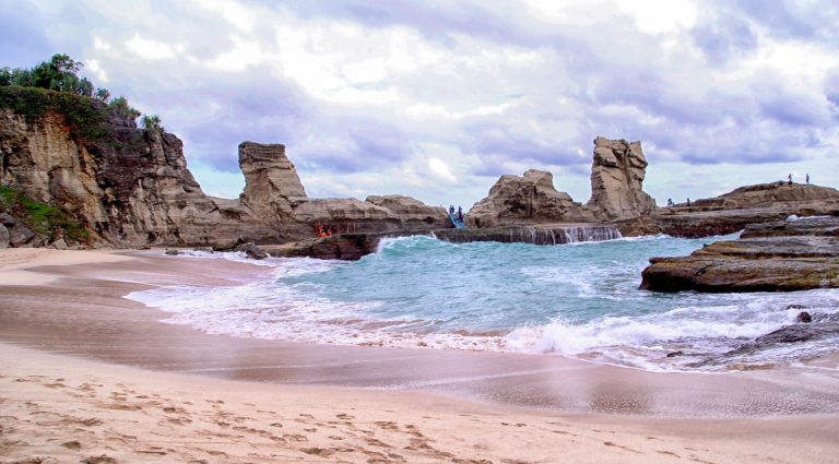 Akses dan Harga Tiket Masuk Pantai Klayar Pacitan Terbaru - Trip Jalan ...